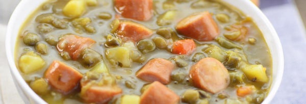 Zuppa di piselli verdi con würstel